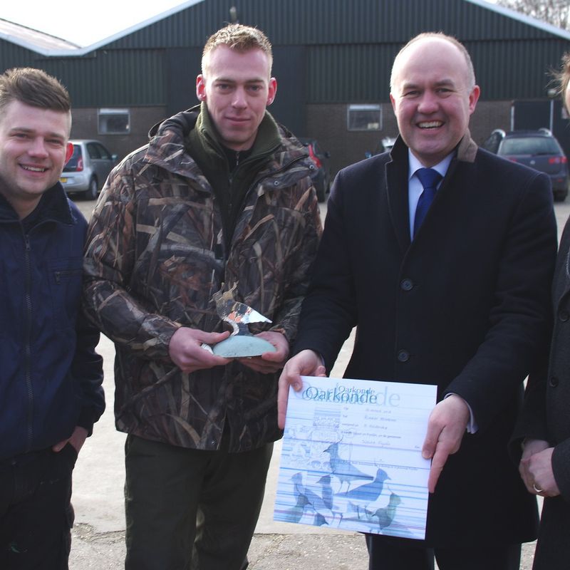 Sulveren Ljip uitgereikt aan Riemer Miedema voor eerste ei - Omrop Fryslân