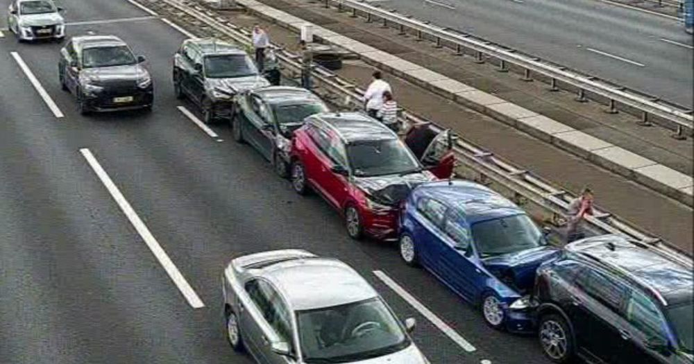 Kop-staartbotsing met meerdere auto's op Van Brienenoordbrug ...