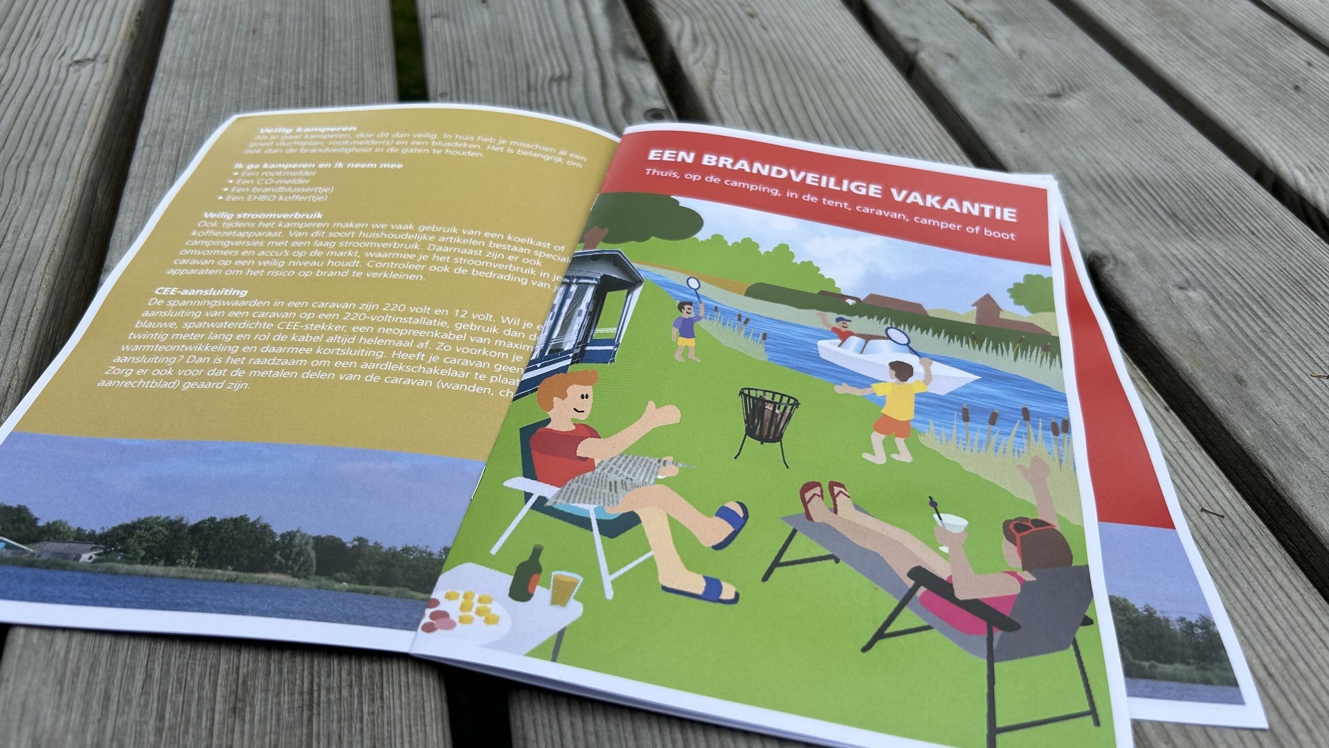 Brandweer Fryslân met folders over de camping: "Veiligheid heel belangrijk" - Omrop Fryslân