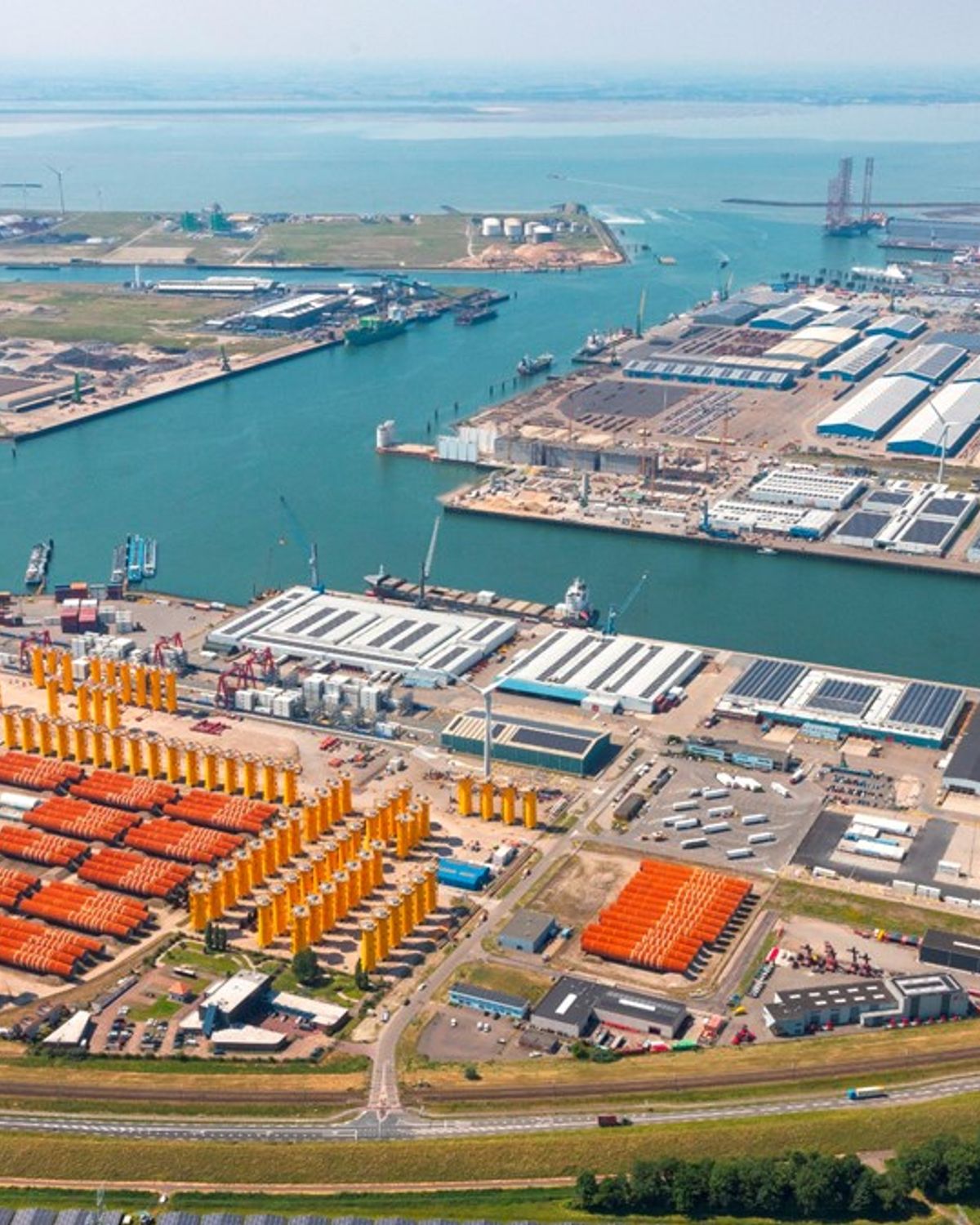 Terrein BTZ gegund aan BOW Terminal, bekend van de grote gele ...
