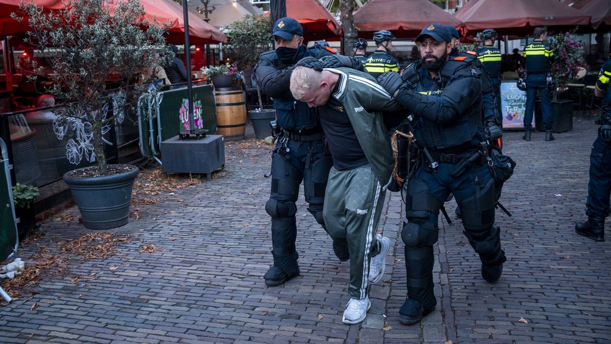 Ruim 30 aanhoudingen verricht om rellen in Den Haag, twee agenten ...