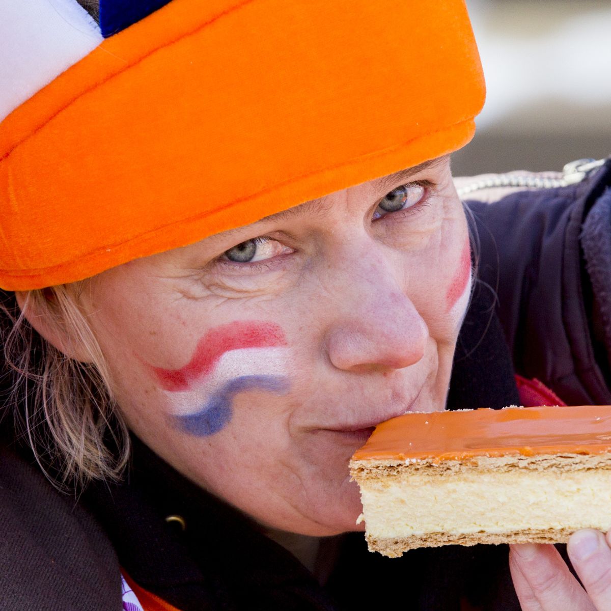 Waarom het op Koningsdag een traditie is om een oranje tompouce te eten ...