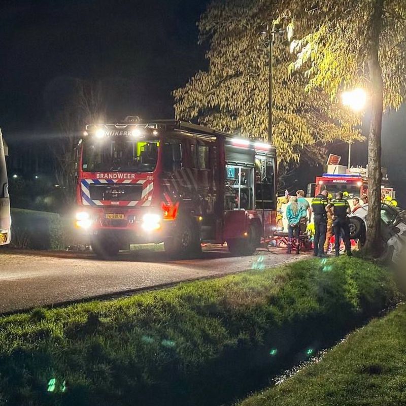 Automobilist (18) ernstig gewond na frontale botsing tegen boom - Omroep Gelderland