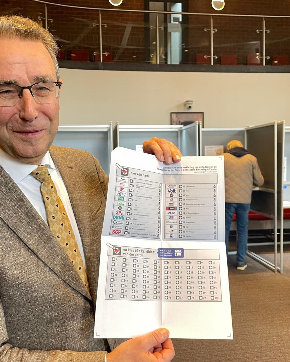 Borne stemt met nieuw stembiljet: 'Het is supermakkelijk' - Oost