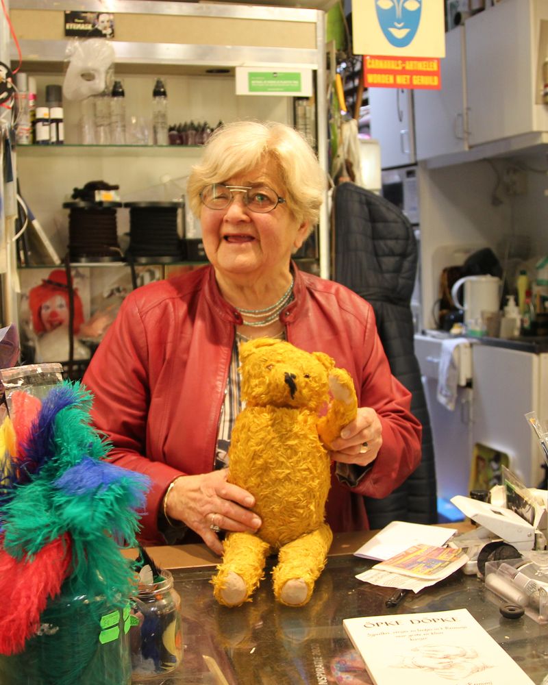 Iconische Roermondse winkel sluit deuren: De Poppendokter stopt ermee ...
