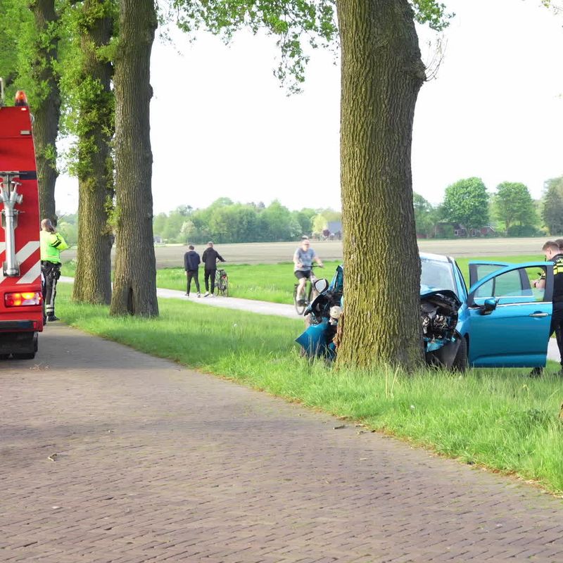 Automobilist gewond bij frontale botsing tegen boom bij Dalen - RTV Drenthe