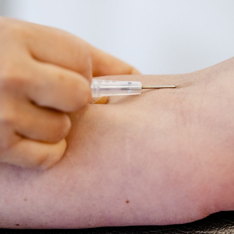 Bloedprikposten in ziekenhuizen na maanden weer open voor alle patiënten - Omroep West