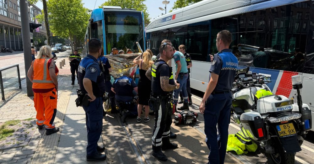 Fiets belandt onder tram, fietser lichtgewond naar ziekenhuis - Rijnmond