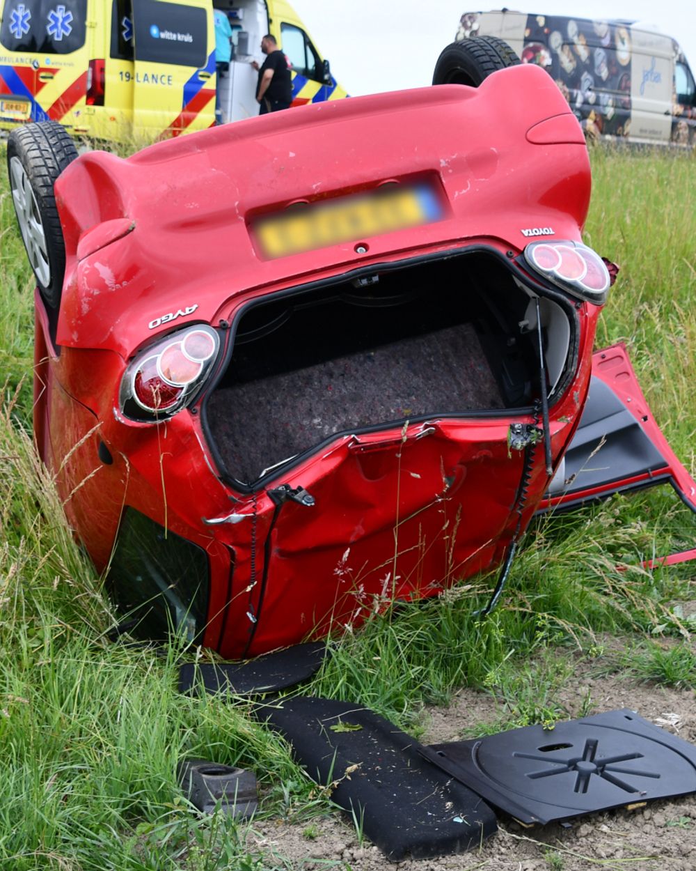 Auto eindigt op de kop bij Ritthem - Omroep Zeeland