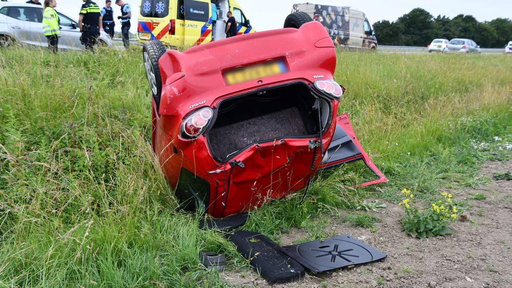 Auto eindigt op de kop bij Ritthem - Omroep Zeeland