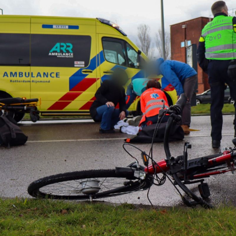 Tiener naar ziekenhuis na aanrijding; bestuurder opgepakt voor rijden onder invloed - Rijnmond