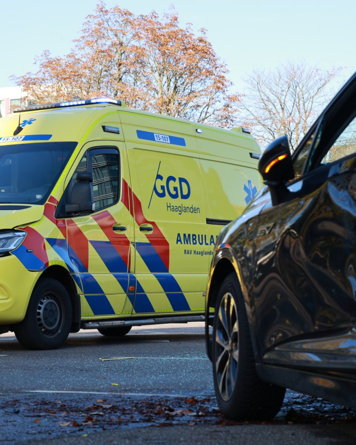 Ambulance en auto botsen op elkaar op kruising - Omroep West