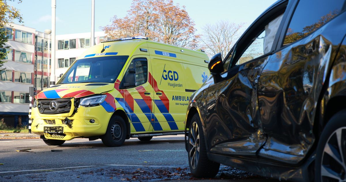 Ambulance en auto botsen op elkaar op kruising - Omroep West