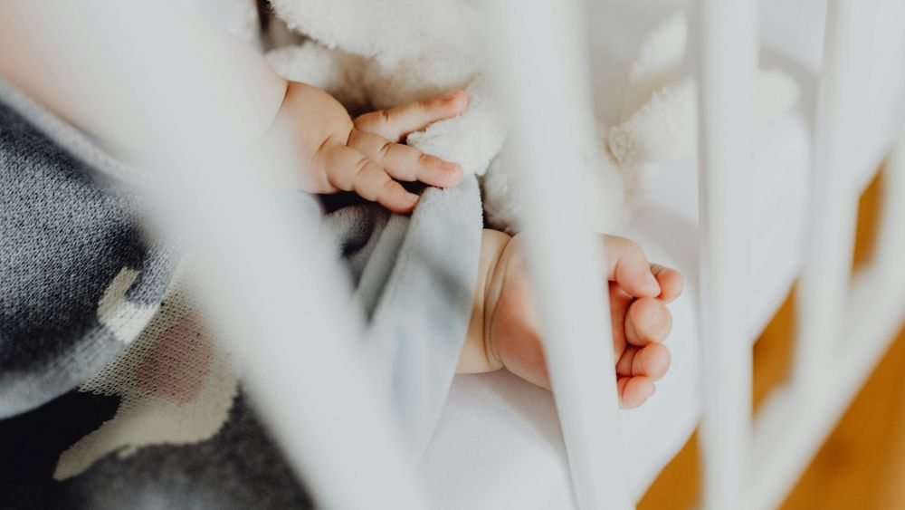 Moeder wekenlang afgeluisterd na dood baby, blijft langer in voorarrest - Omroep West