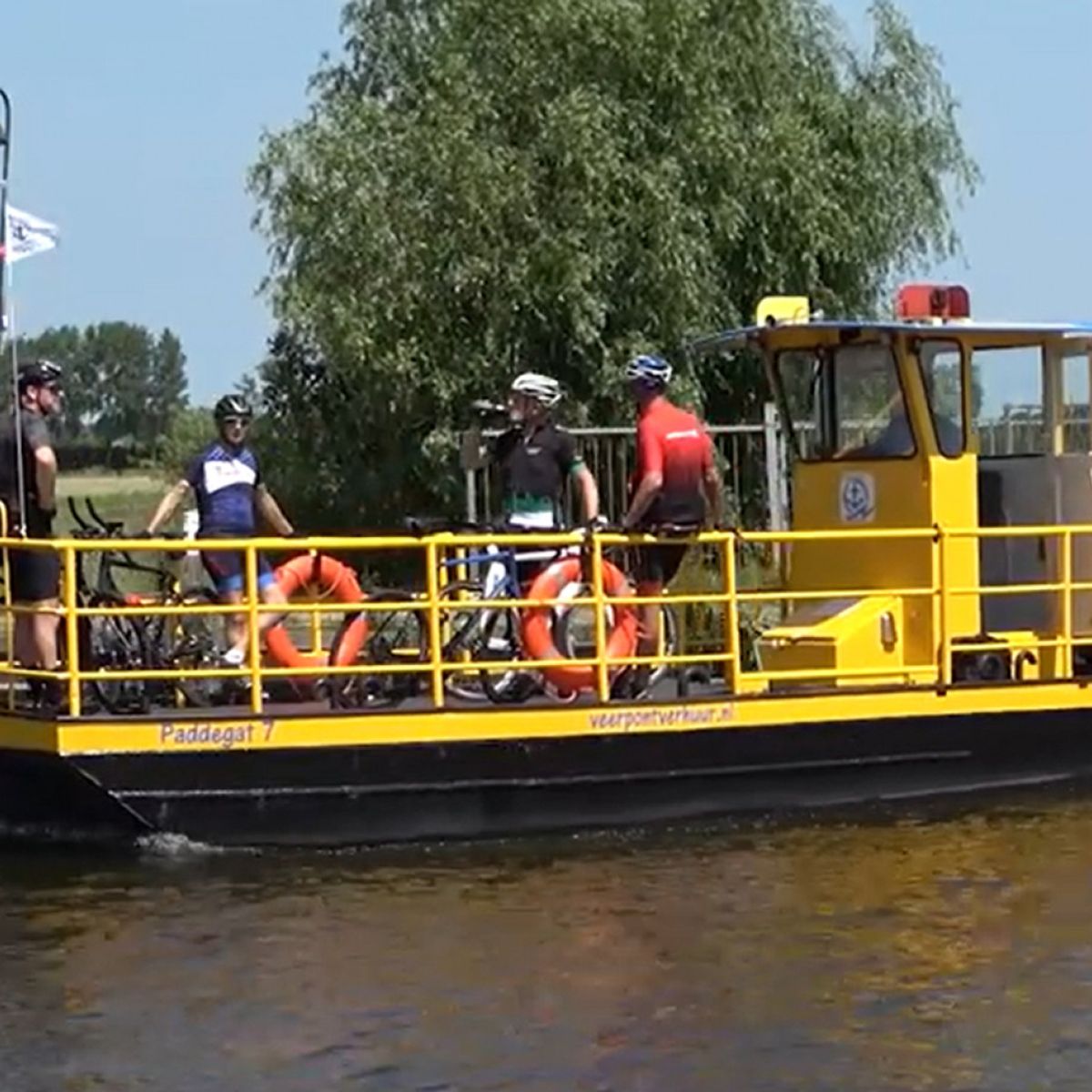 Water oversteken met pontje omdat brug tot na zomer dicht is: 'Dit is ...