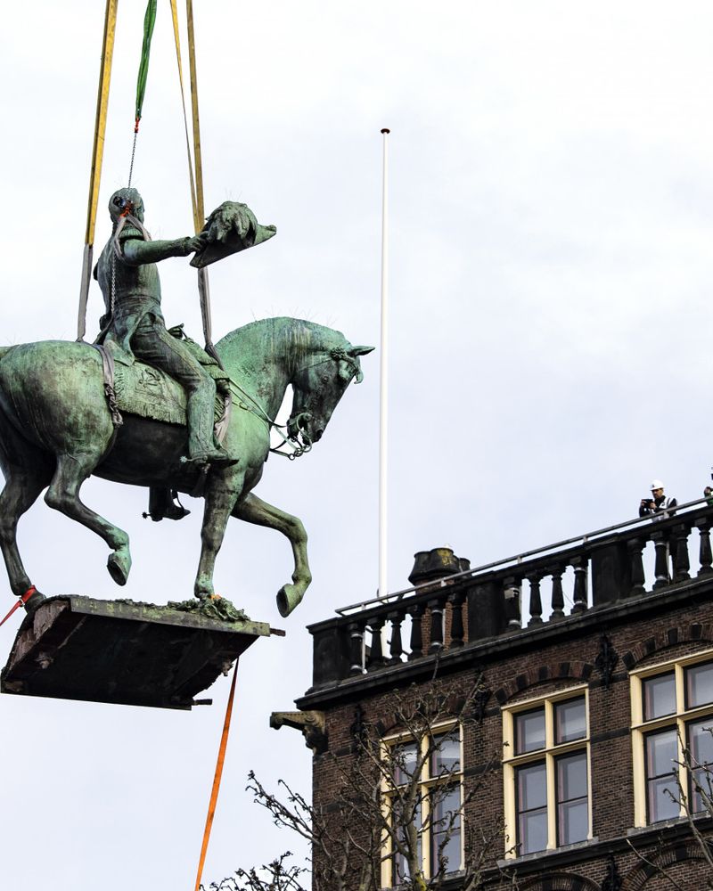 Tijdcapsule met 'bijzonder historische' inhoud gevonden onder ...