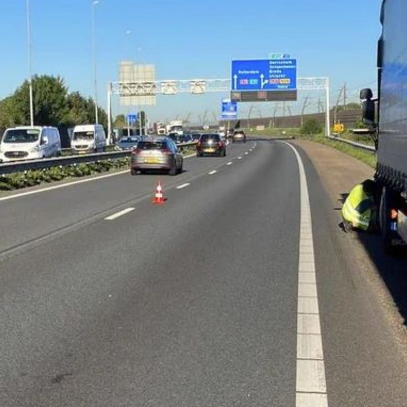 Files A15 en A27 door ongevallen en pech weer voorbij - Rijnmond
