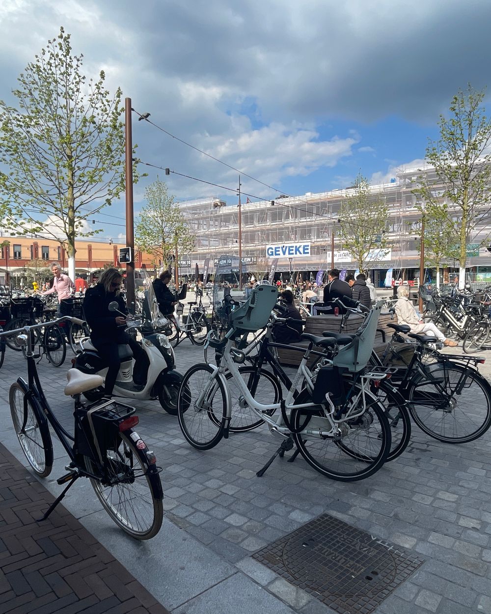 Assen wil fietschaos in centrum te lijf met 300 extra ...