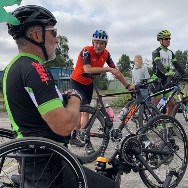 Wielrenner Rob Harmeling maakt zich met handbikers op voor 'monstertocht' van 1200 kilometer - Oost
