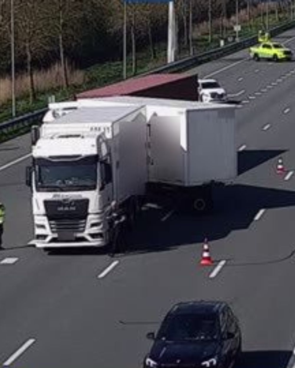 Nog meer verkeerschaos: twee vrachtwagens botsen op snelweg - Rijnmond