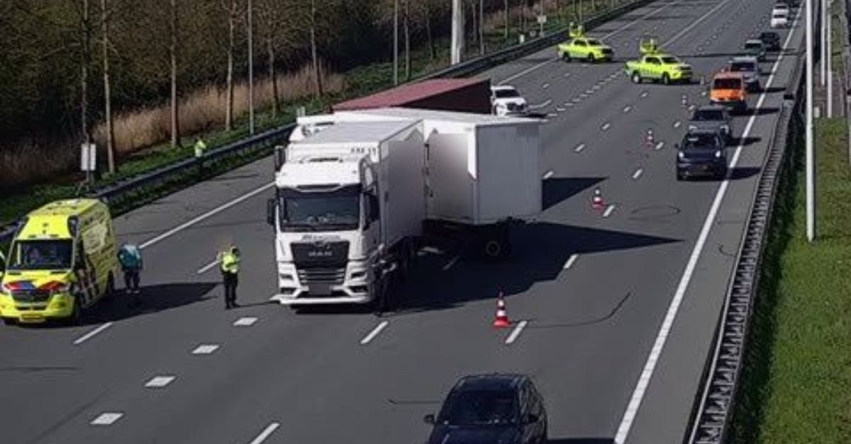 Nog meer verkeerschaos: twee vrachtwagens botsen op snelweg - Rijnmond