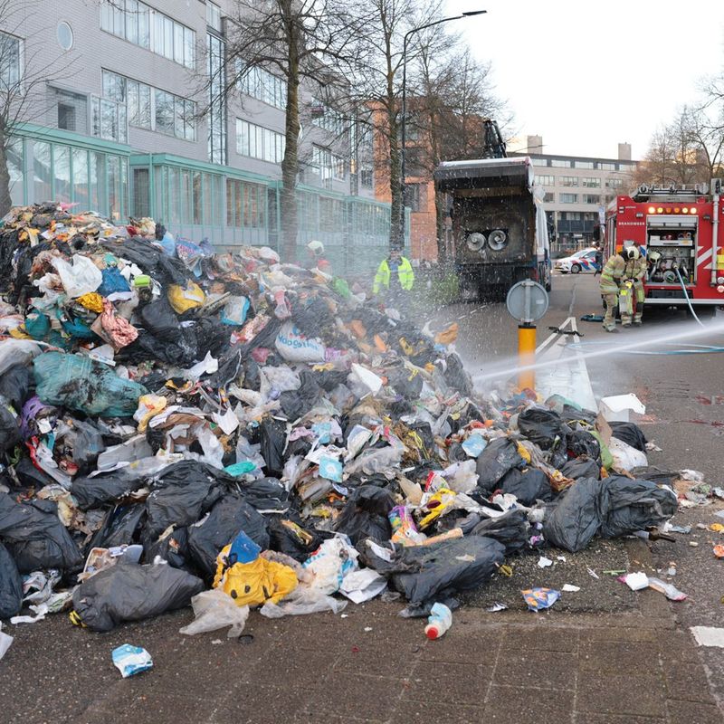 Afval in vuilniswagen vat vlam, chauffeur dumpt lading op straat - RTV Utrecht