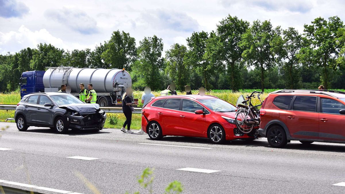 Kilometers file: twee rijstroken dicht op A2 bij Nederweert na ongeval - L1 Nieuws