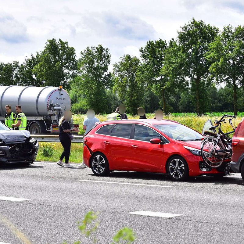 Kilometers file: twee rijstroken dicht op A2 bij Nederweert na ongeval - L1 Nieuws