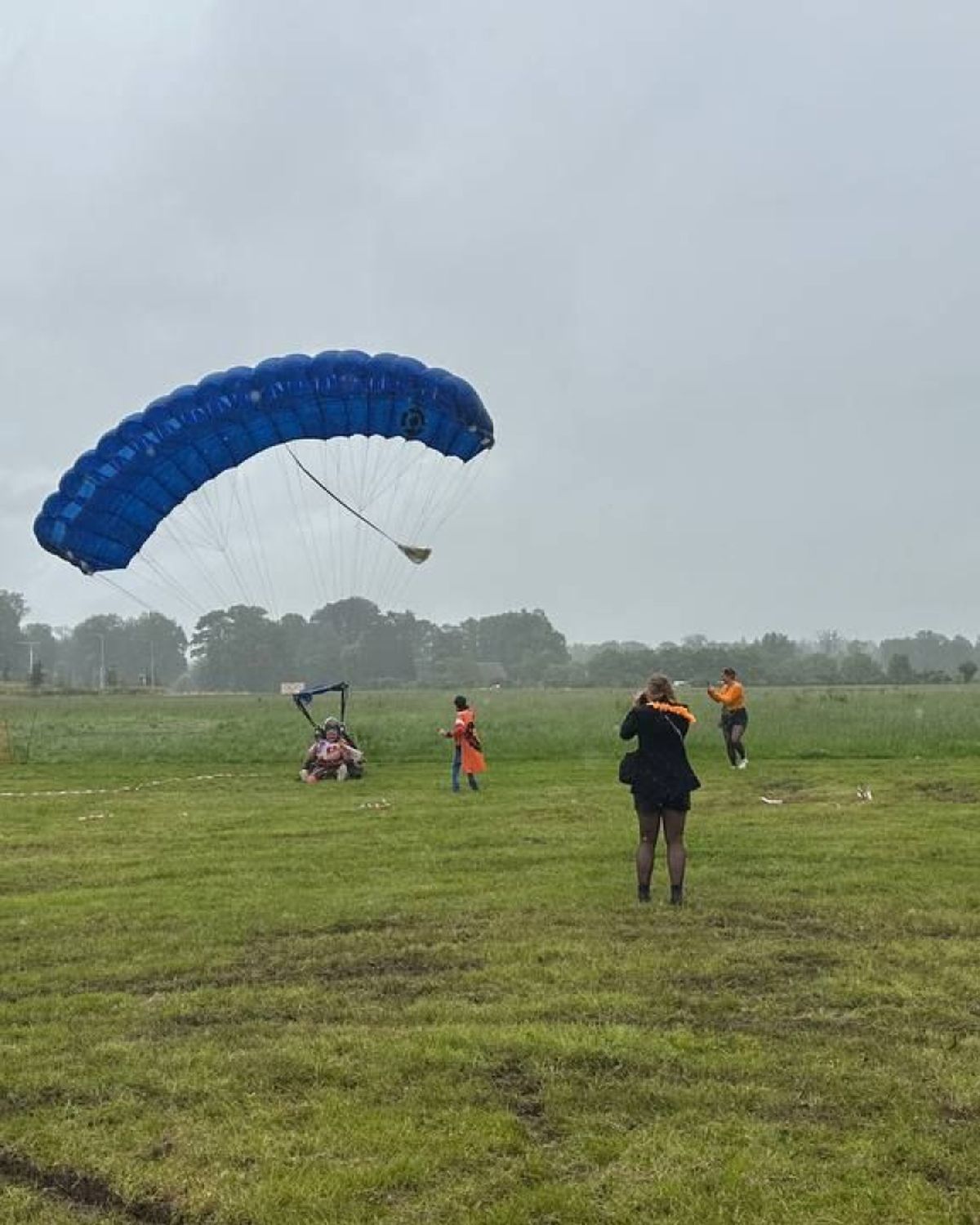 Parachutist landt in Voorst tijdens Nederland-Polen - Omroep Gelderland