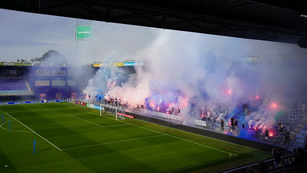 Rook en fakkels in Zwolle bij laatste training PEC voor IJsselderby ...