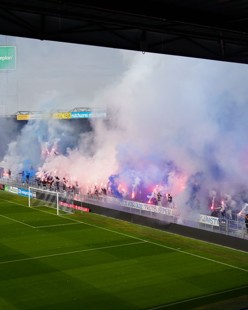 Rook en fakkels in Zwolle bij laatste training PEC voor IJsselderby ...