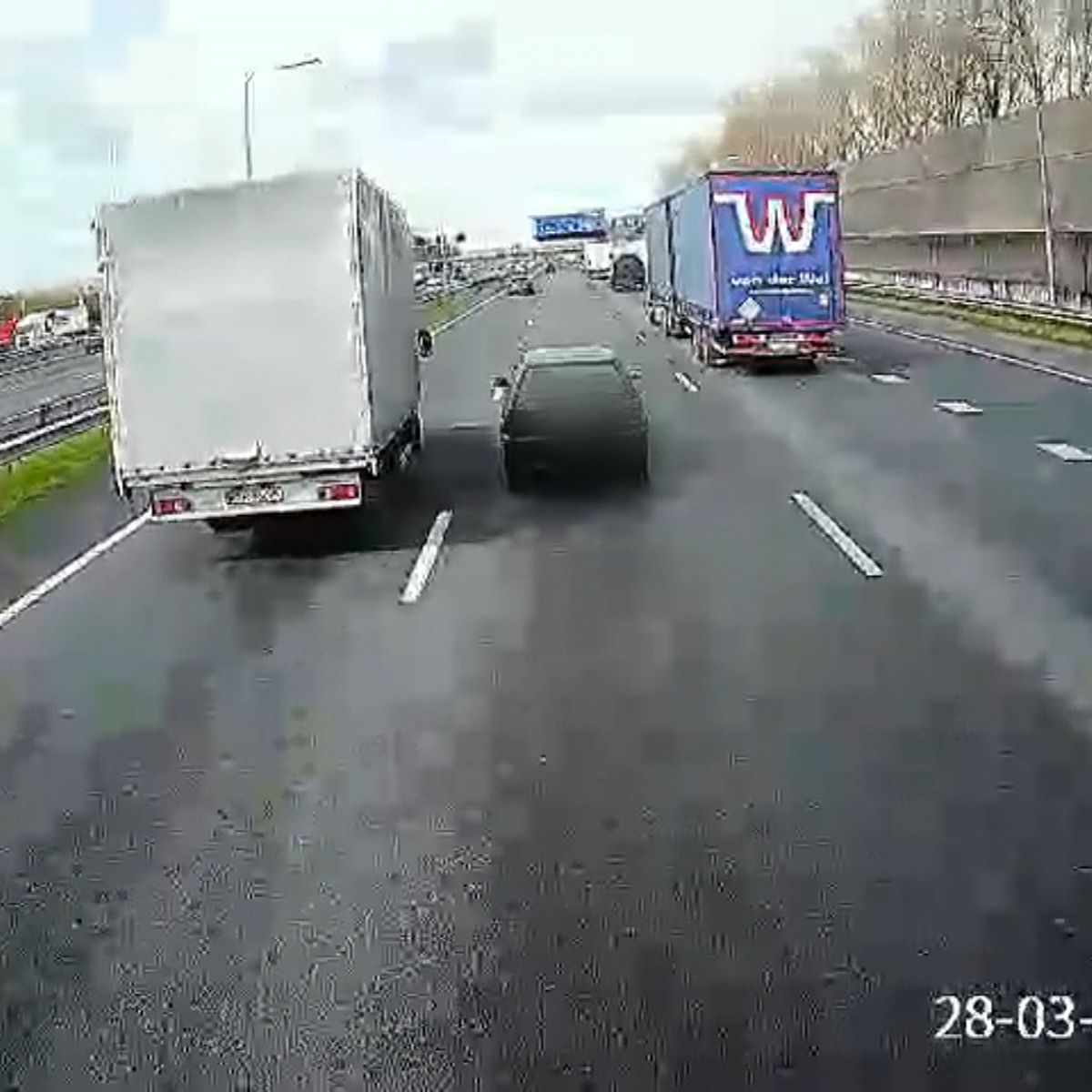 Video: heftig ongeluk A15 kwam door stilstaande auto midden op de weg - Rijnmond