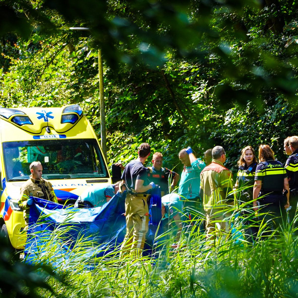 Dode vrouw gevonden in water, politie doet onderzoek - Omroep West