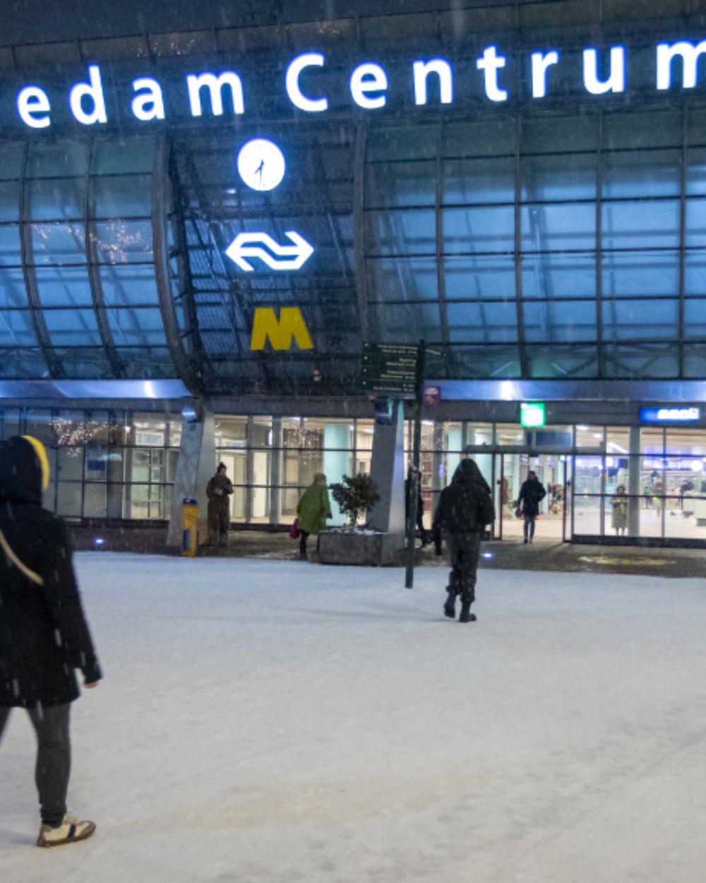 Openbaar vervoer start langzaam op: bussen rijden uit de remise en NS ...
