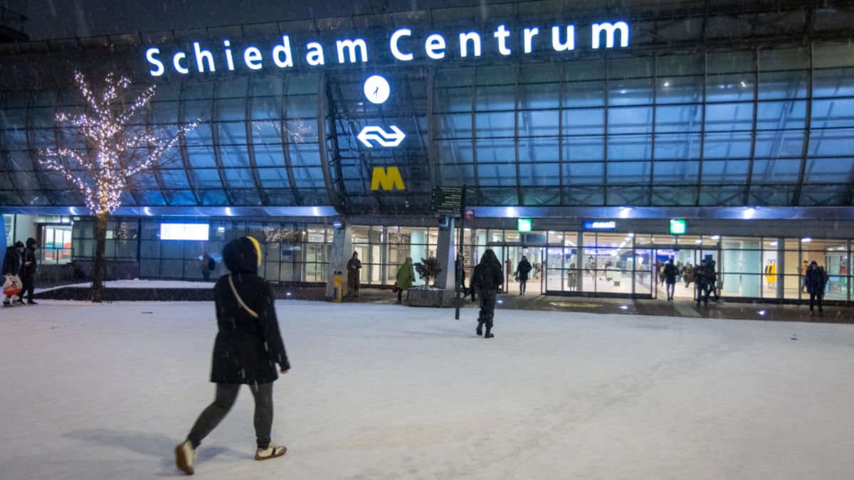 Openbaar vervoer start langzaam op: bussen rijden uit de remise en NS ...