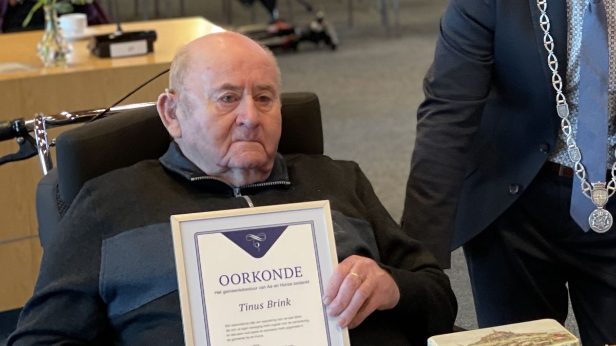 Gietense ophaalkoning Rooie Tinus (76) overleden - RTV Drenthe