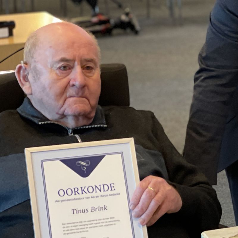 Gietense ophaalkoning Rooie Tinus (76) overleden - RTV Drenthe