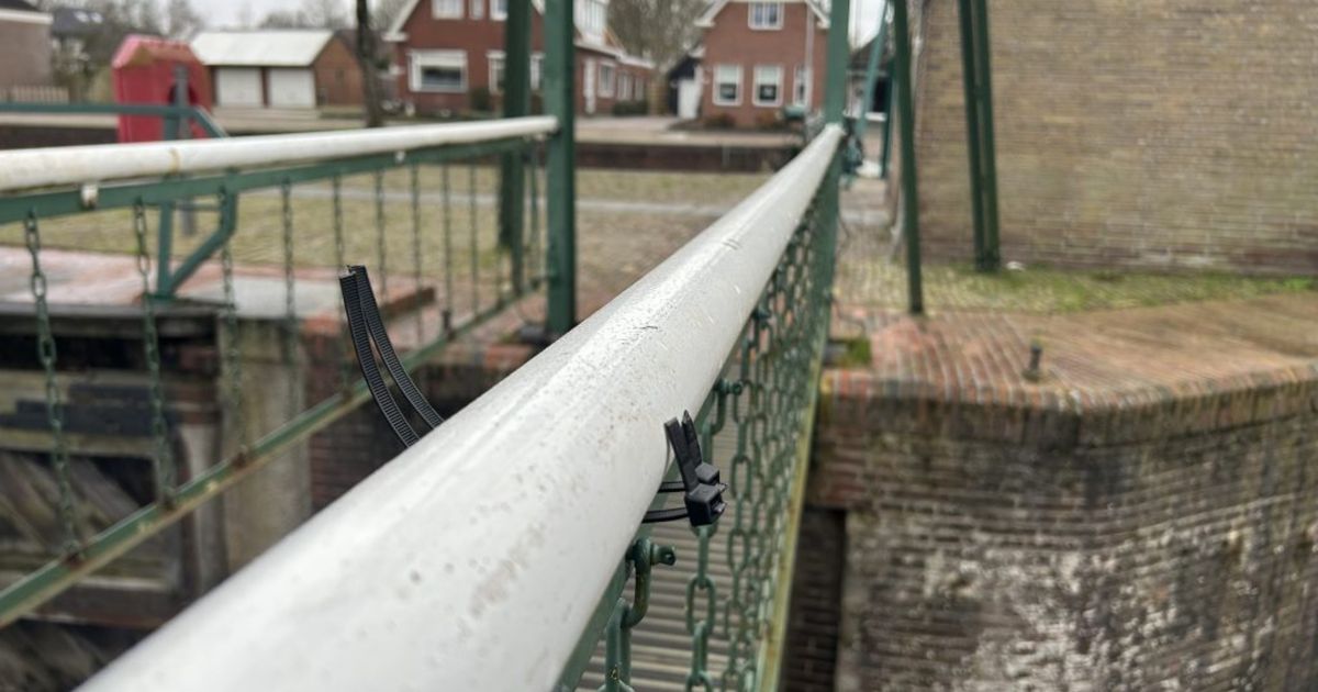 Tientallen meters kerstverlichting van de sluis in Musselkanaal ...