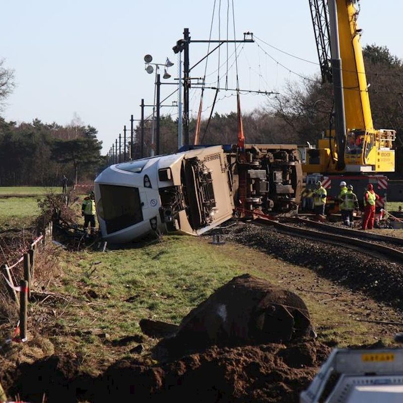 Ontspoorde trein lekte olie, bodemvervuiling wordt opgeruimd - Oost