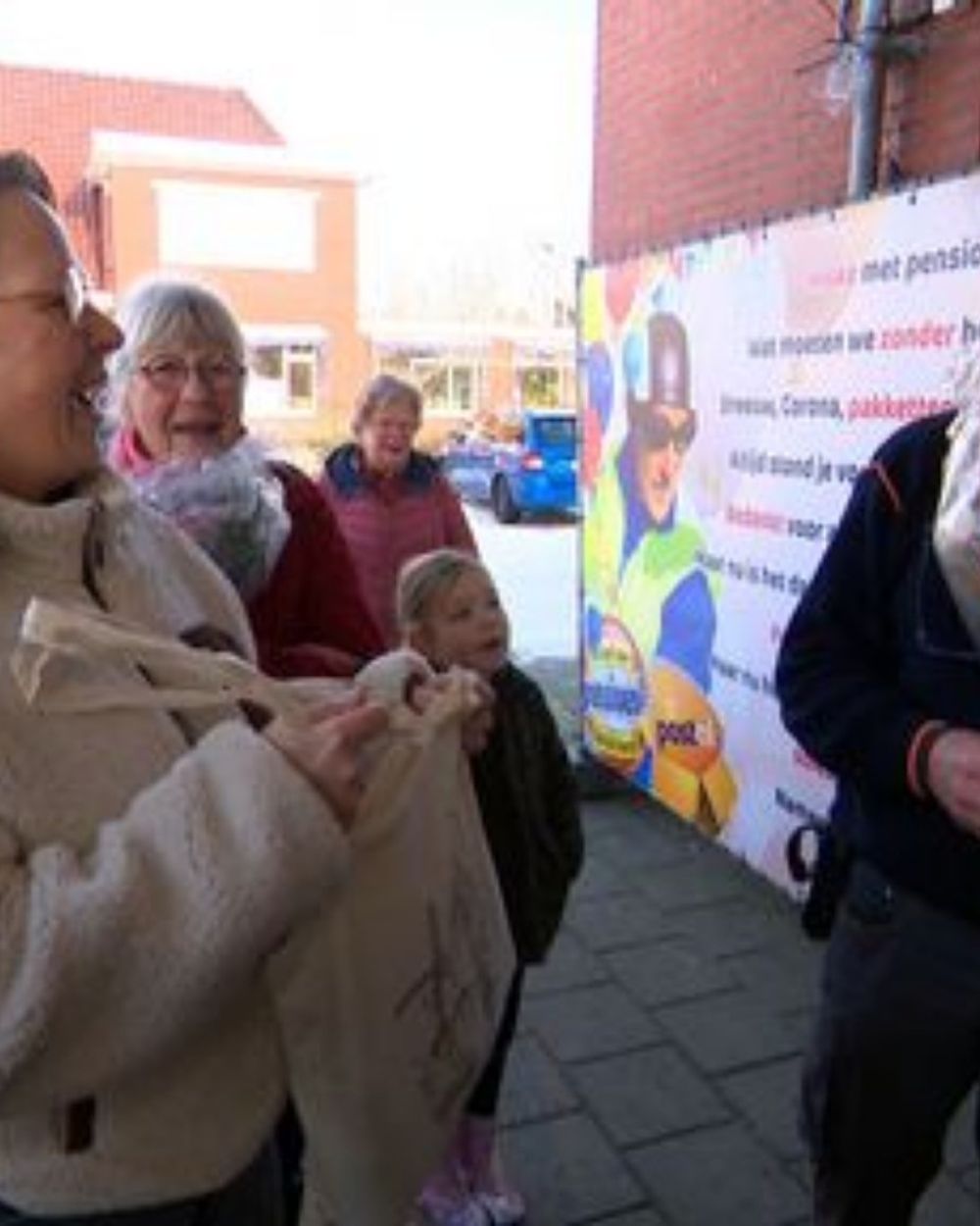 Eenrum zwaait pakketbezorger Hiske uit: 'Ik vond het prachtig hier ...