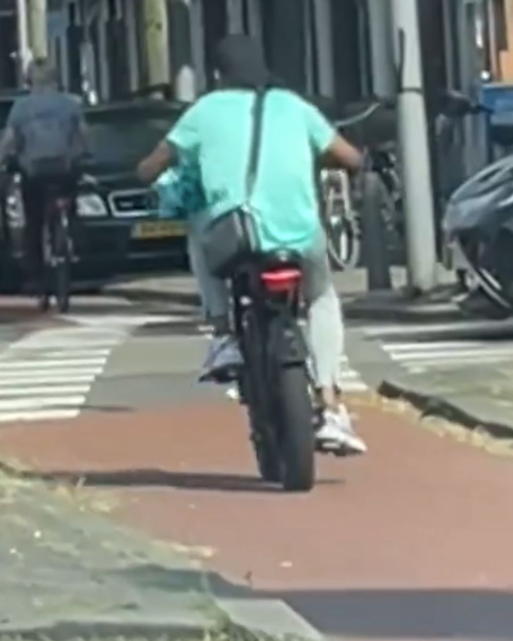 Fatbike bestuurder rijdt man aan en vlucht, politie deelt beelden - Rijnmond