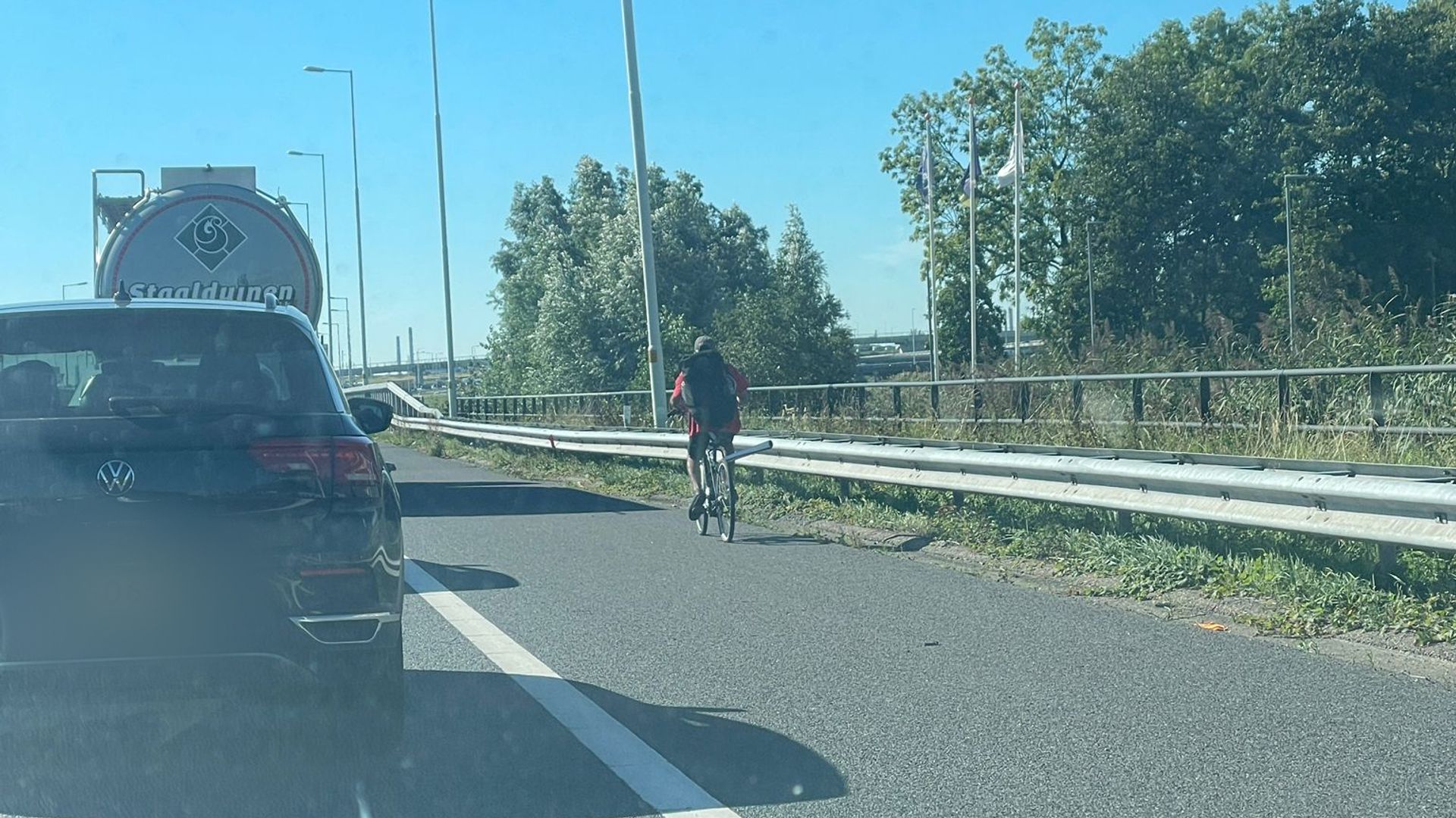 Verwarde man fietst kilometers over vluchtstrook langs files op A15 en ...