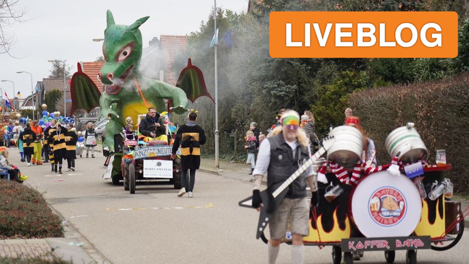 Carnavalswagens trekken door Deest en Beek - Omroep Gelderland