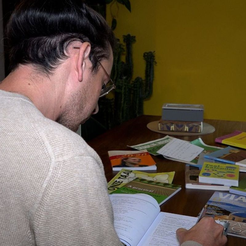 Hola, bonjour, hallo, szia: Richard spreekt bijna tien talen - L1 Nieuws