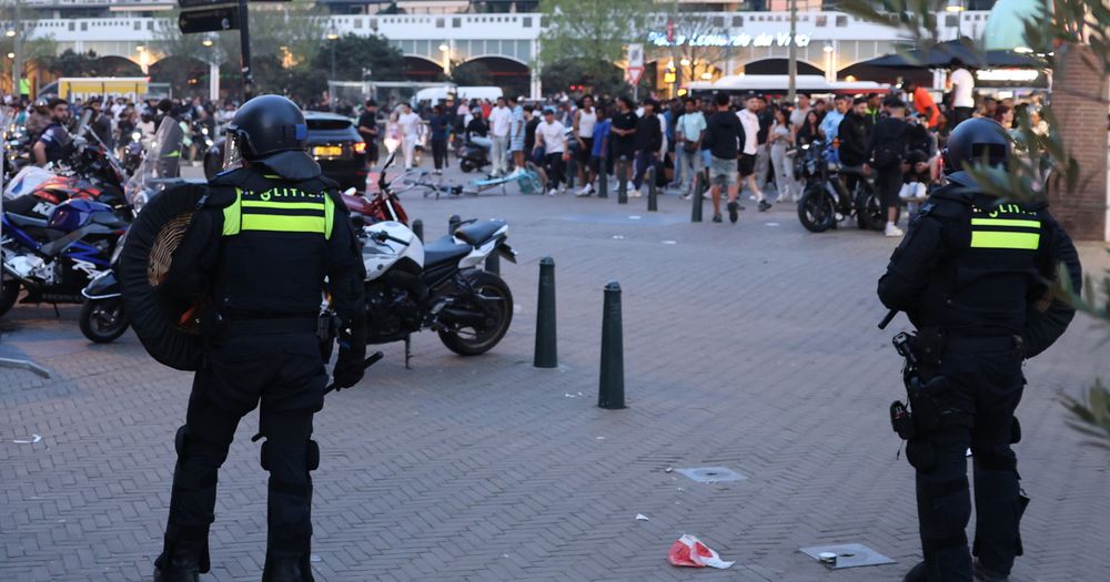 Zomerse dag eindigt met rellen op Scheveningen: jongeren bekogelen ...