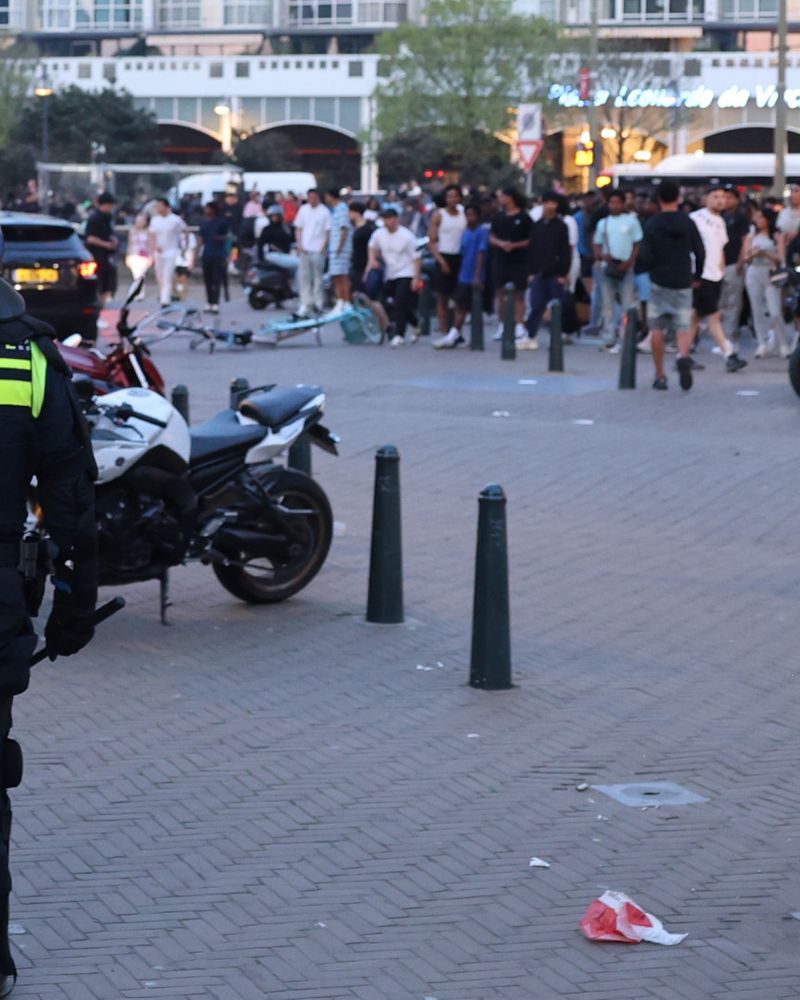 Zomerse dag eindigt met rellen op Scheveningen: jongeren bekogelen ...