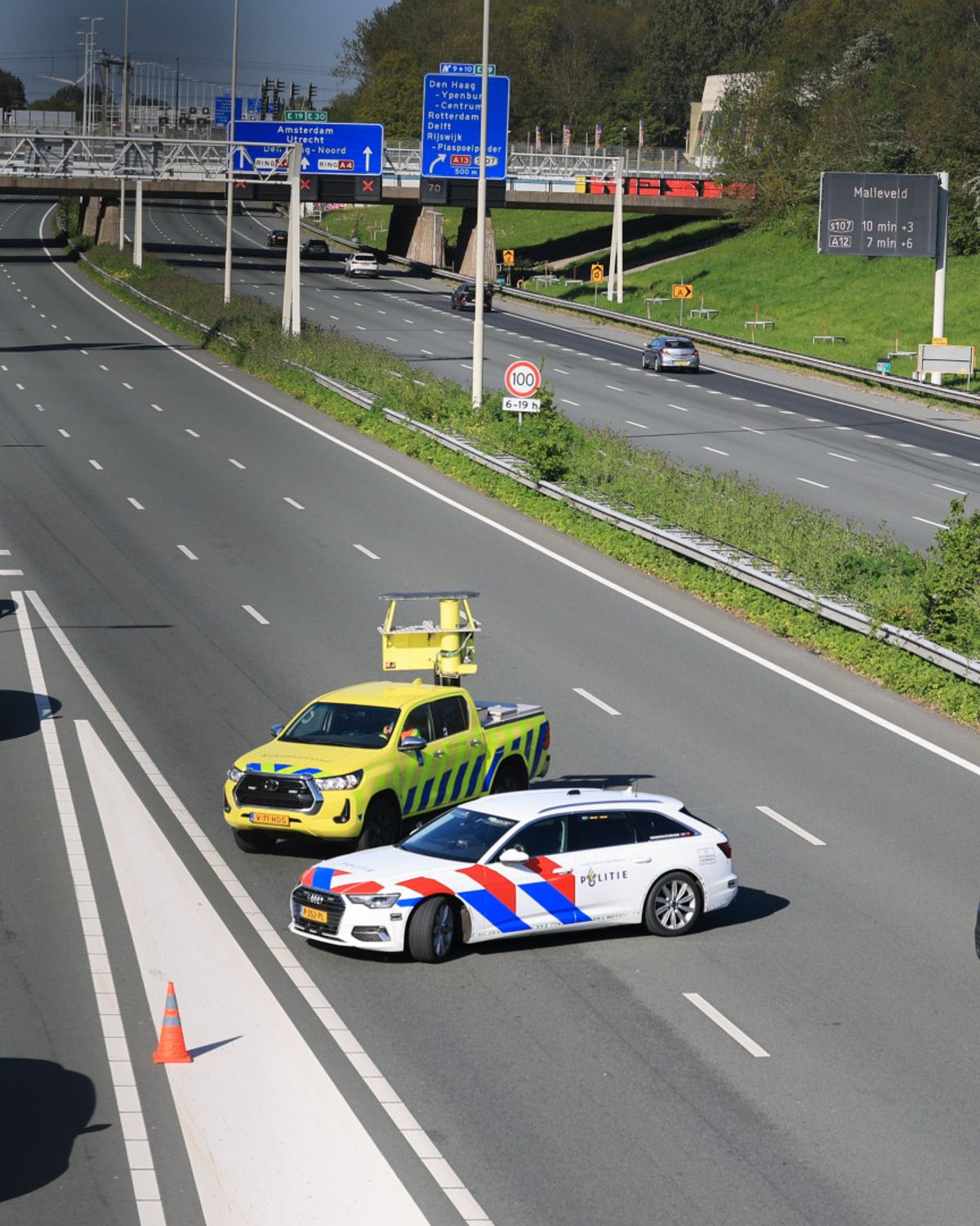 Politie zet snelweg af om verward persoon, lange files - Omroep West