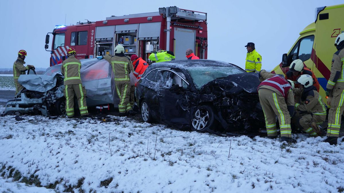 Twee gewonden bij frontale botsing 2e Exloërmond - RTV Drenthe