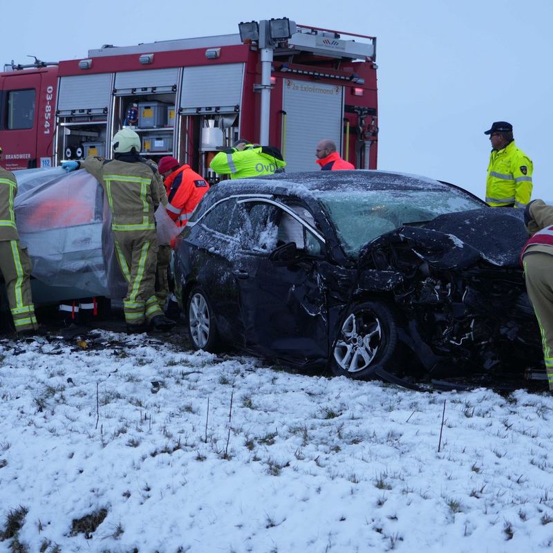 Twee gewonden bij frontale botsing 2e Exloërmond - RTV Drenthe