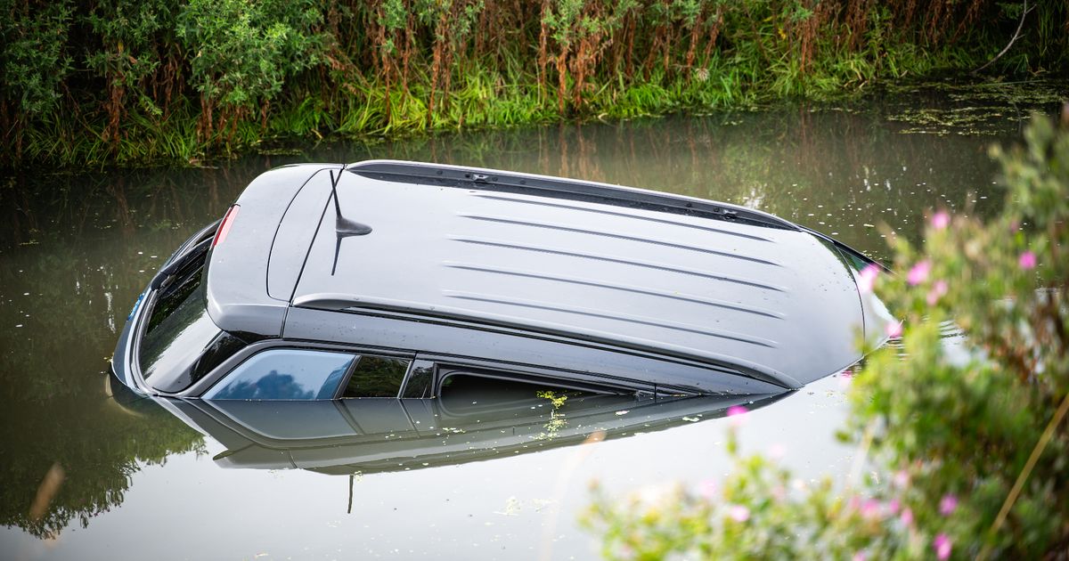 Automobilist rijdt sloot in en haalt nat pak - Rijnmond